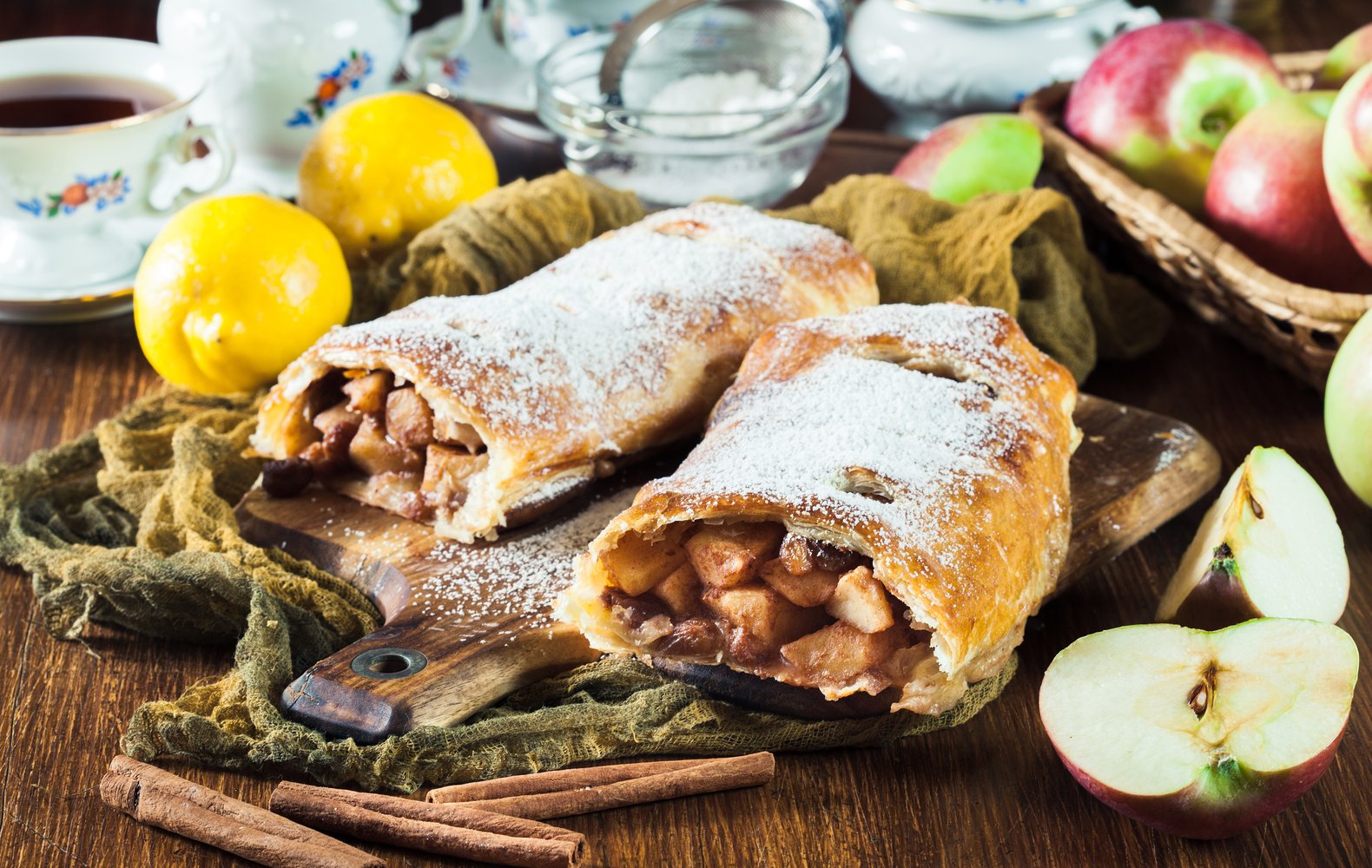 Ricetta Strudel di Mele, la Ricetta Originale - Il Club delle Ricette Ricetta Strudel di Mele, la Ricetta Originale - Il Club delle Ricette
