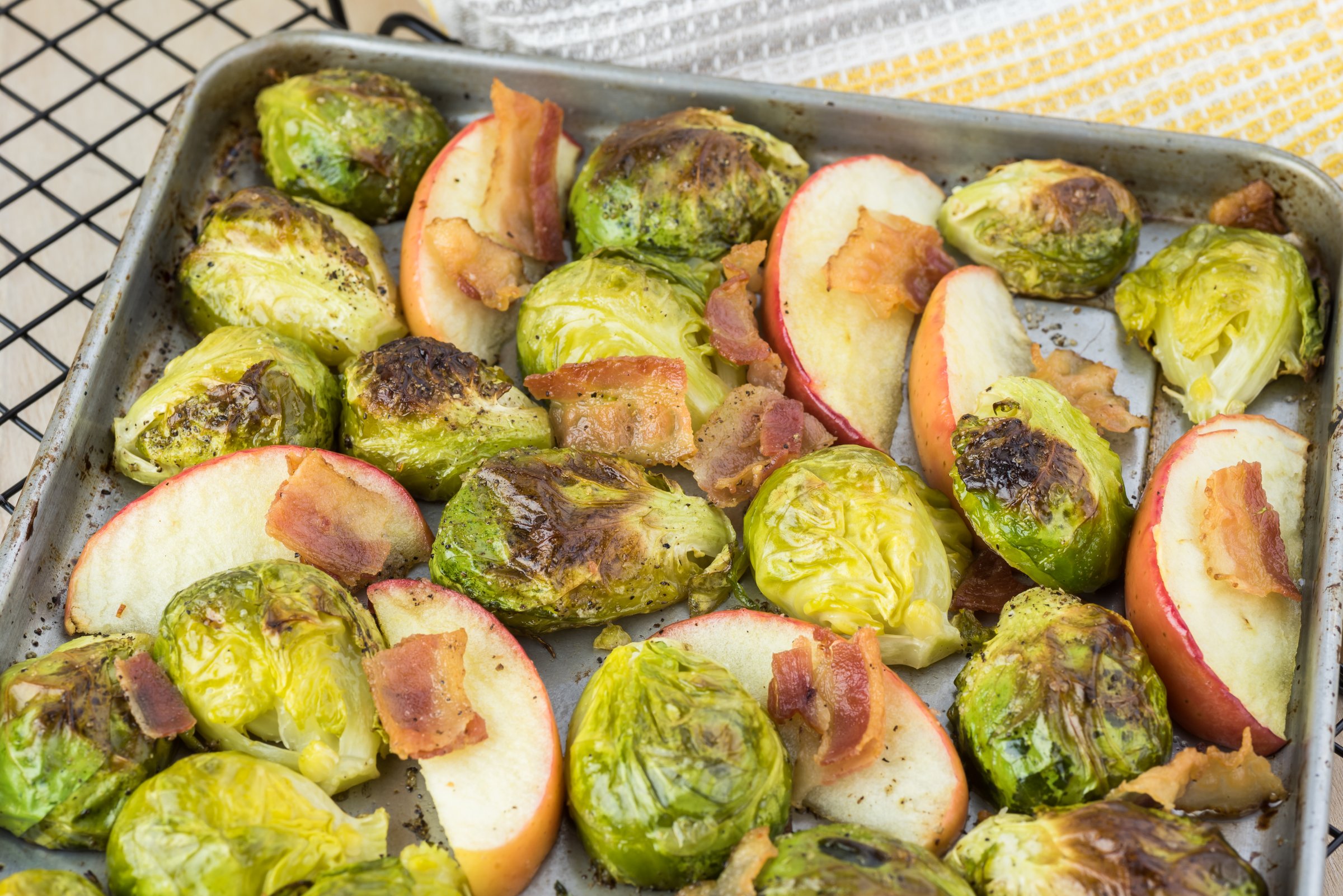 Ricetta Cavoletti di Bruxelles al Forno con Mele e Pancetta - Il Club ...