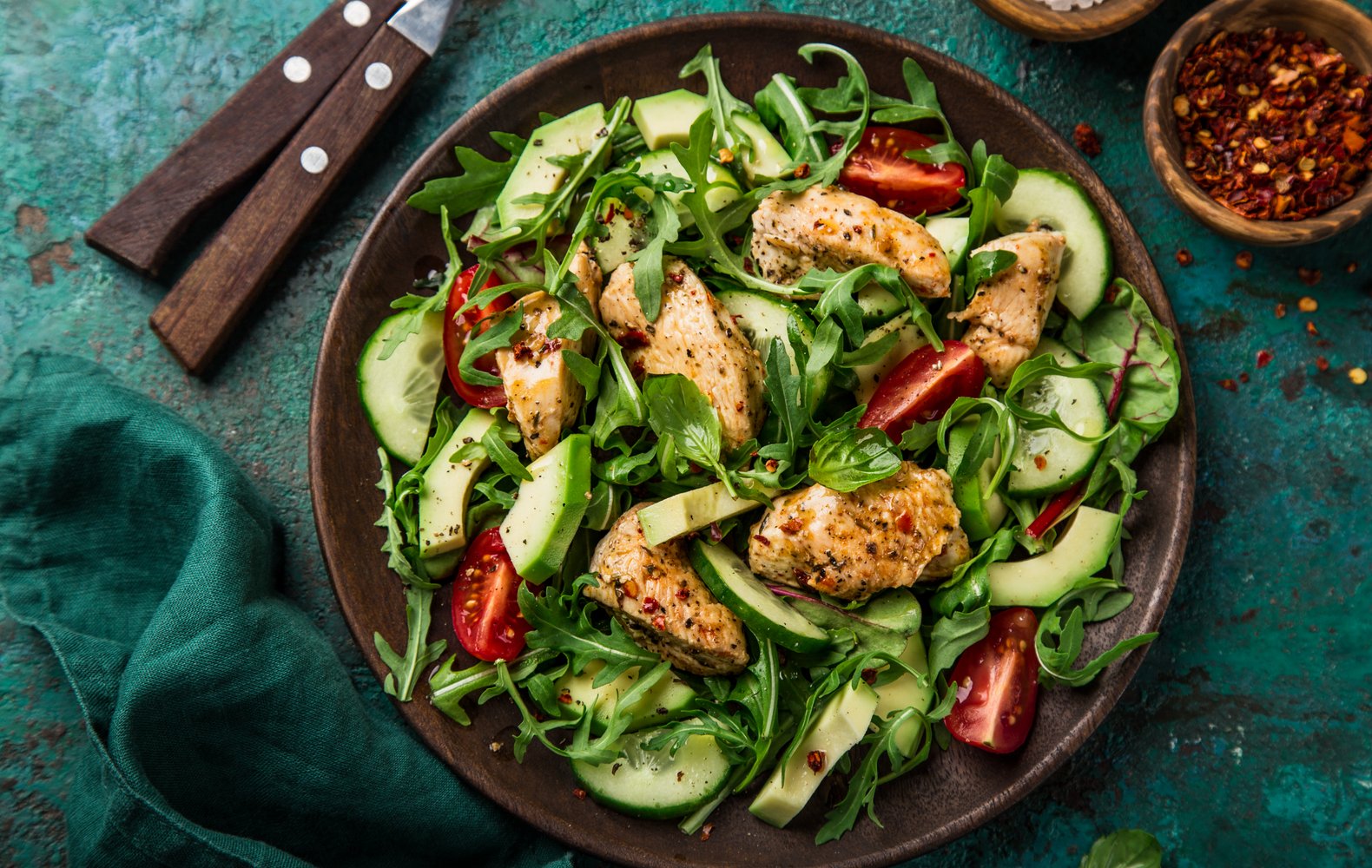 Ricetta Insalata di Pollo con Avocado, Cetrioli, Pomodoro e Rucola - Il ...