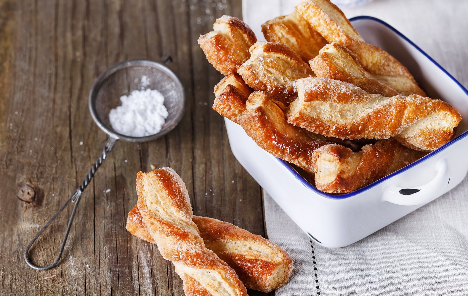 Ricetta Treccine Dolci di Pasta Sfoglia - Il Club delle Ricette